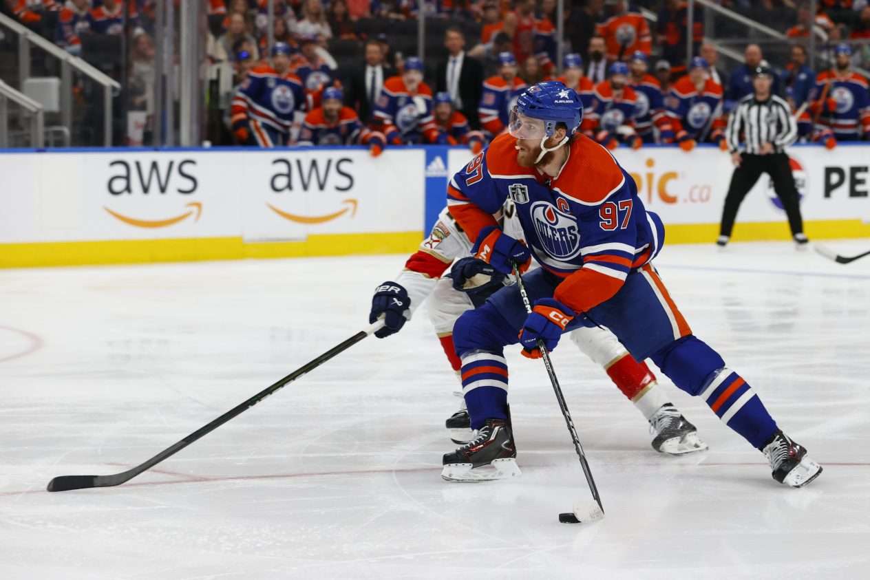 Edmonton murjoi Floridan - Connor McDavid teki historiaa