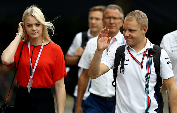 Superseksikäs Emilia Bottas ilakoi rannalla bikineissä Valtterinsa ...